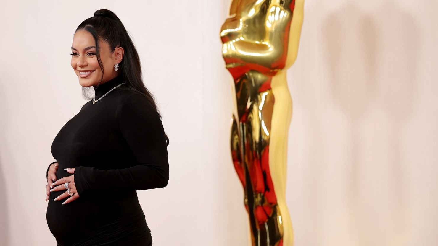 “Çfarë udhëtimi i çmendur është lindja” Vanessa Hudgens, nënë për herë ...